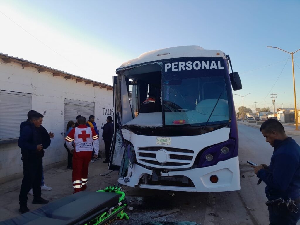 Choque de camiones de personal deja un lesionado - Comprometidos con la ...
